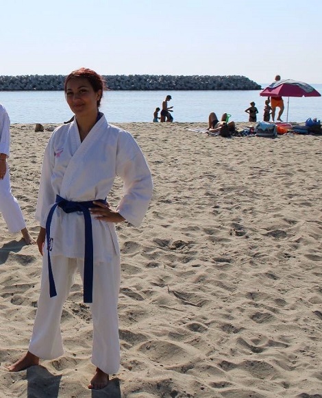 Două filoloage axentiste, antrenoare de karate la doar 17 ani